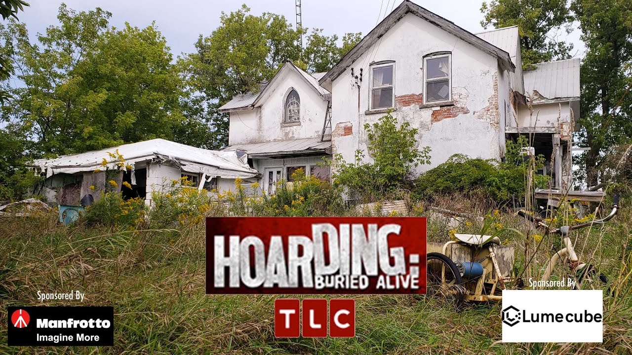 Abandoned creepy hoarder house: Everything left behind in a frozen home
