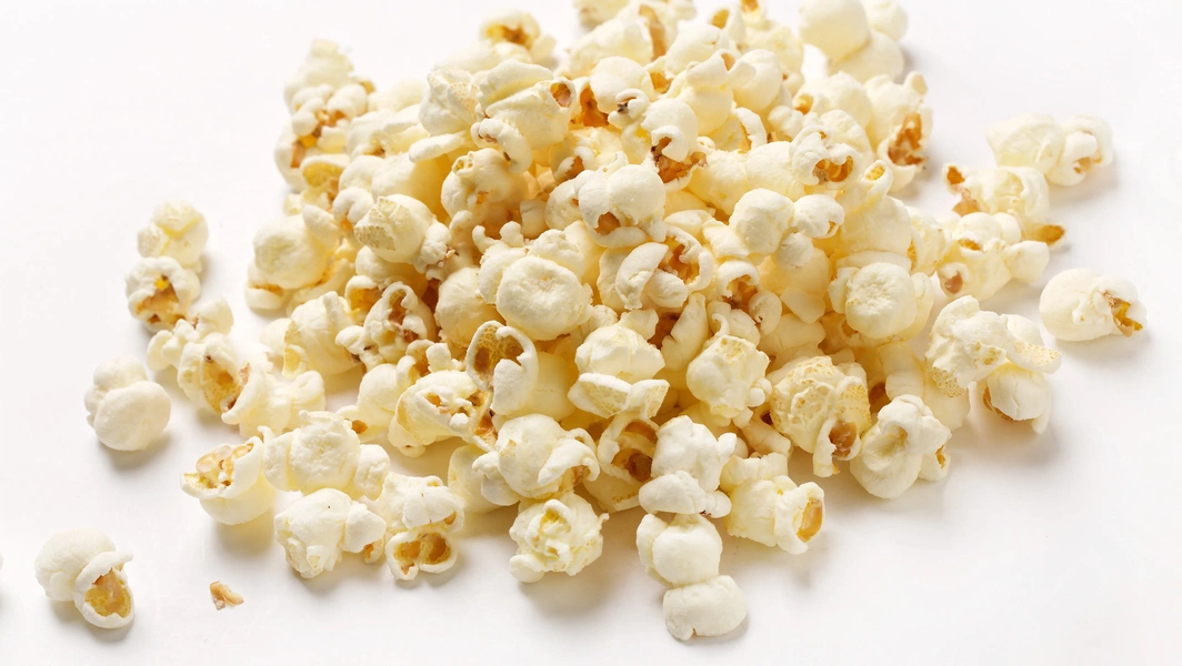 Popcorn vs rice cakes for smarter snacking choices