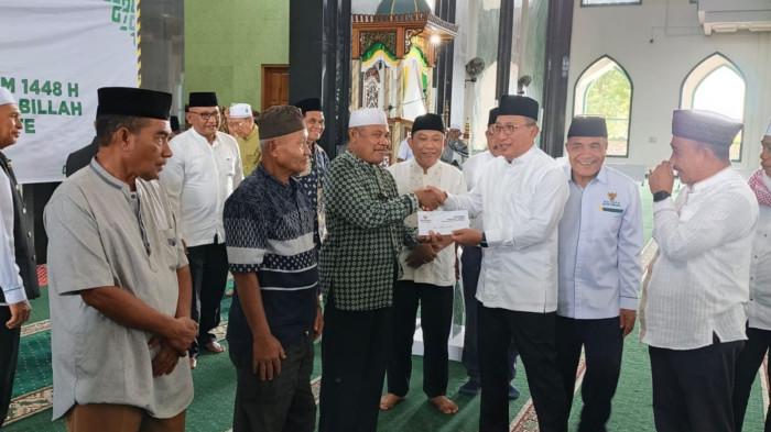 Wali Kota Ternate Tauhid Soleman salurkan bantuan Baznas untuk 505 imam ...