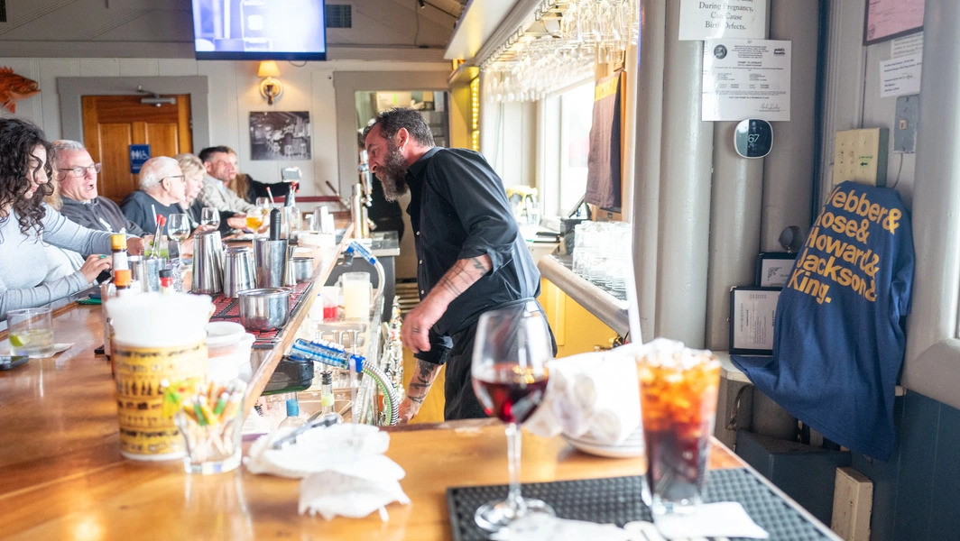 11 common bar etiquette mistakes to avoid