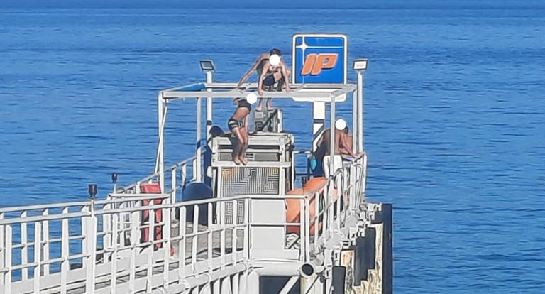 I ragazzi trovano un nuovo pericoloso trampolino per i tuffi a mare