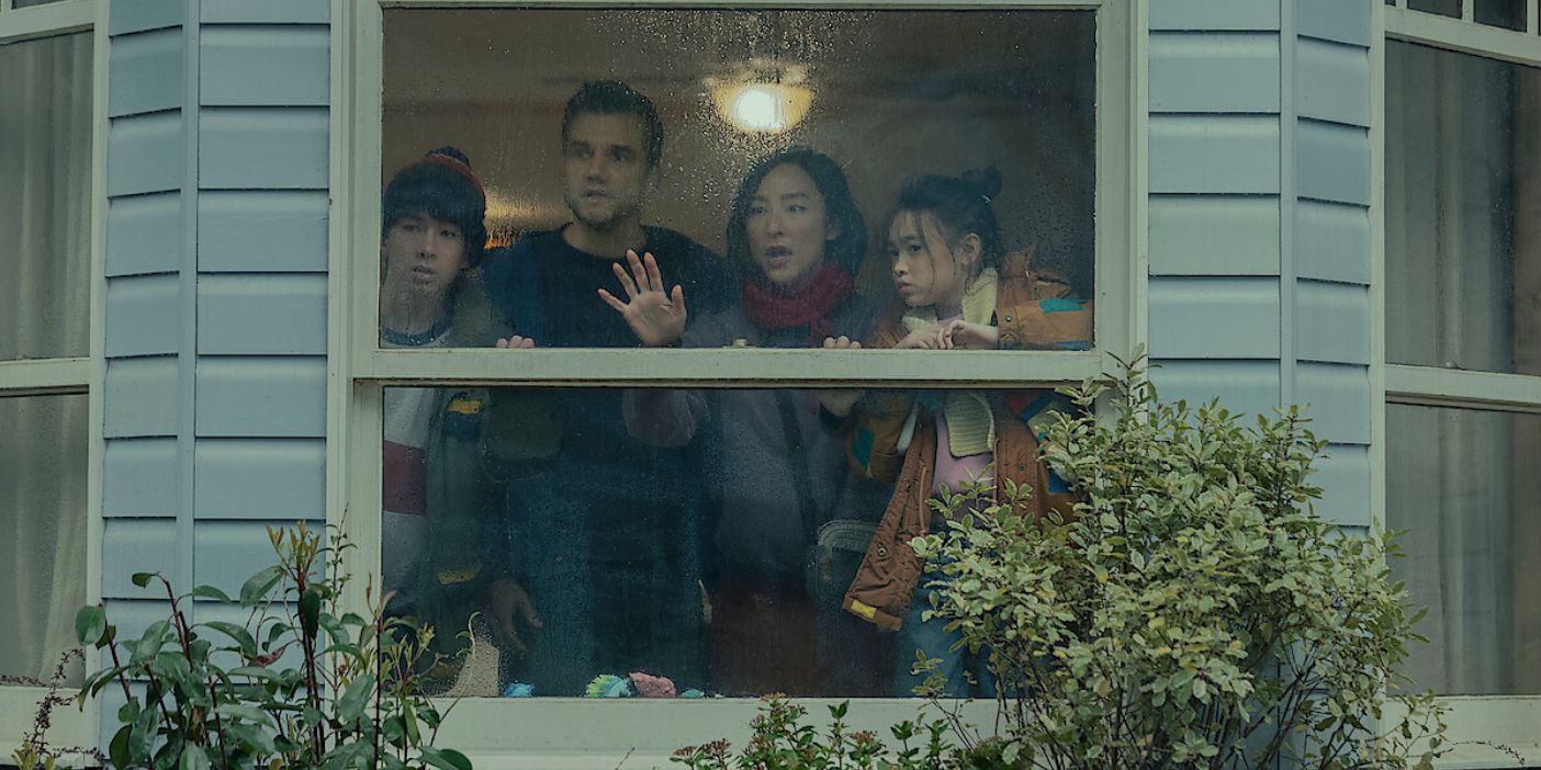Netflix's upcoming sci-fi horror traps a family inside a home with no ...