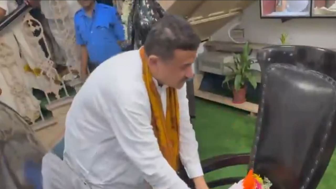 Suvendu Adhikari visits KMC, pays respects to Netaji, plans overhaul