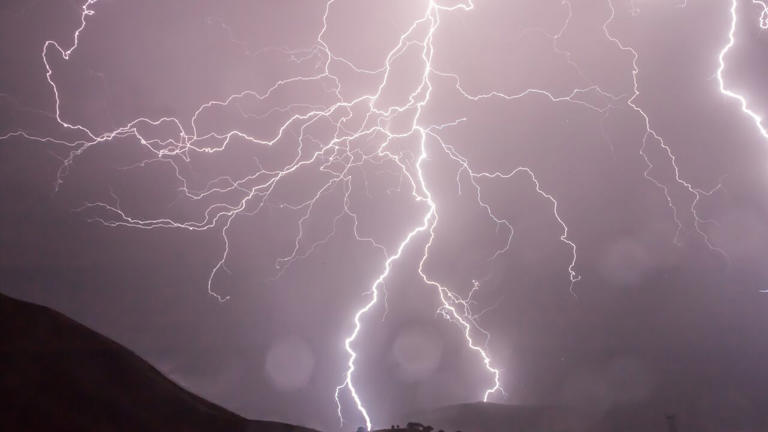 Lightning sparks 2 fires in northern Arizona