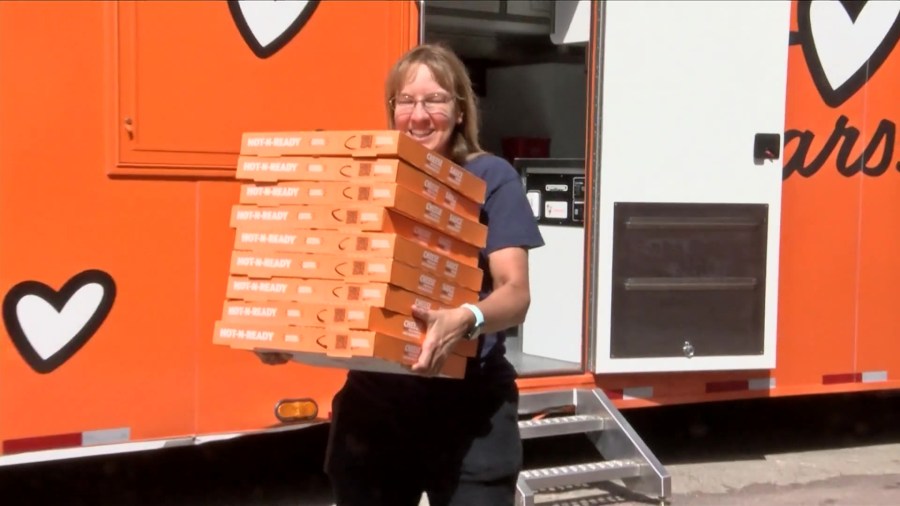 Little Caesars cooks up 50 pizzas for Siouxland Soup Kitchen