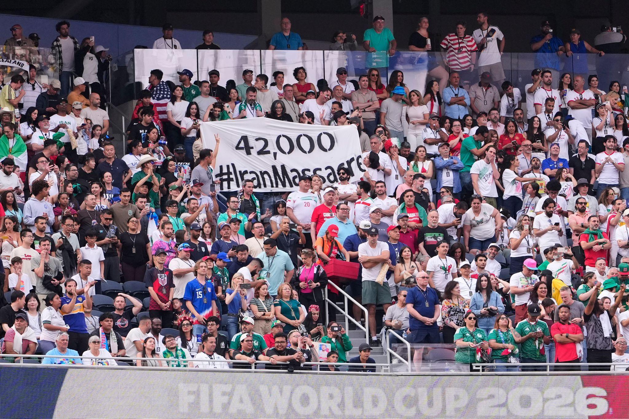 Irre Szenen bei WM-Spiel: Pfiffe bei der Hymne, Protest-Banner und ...