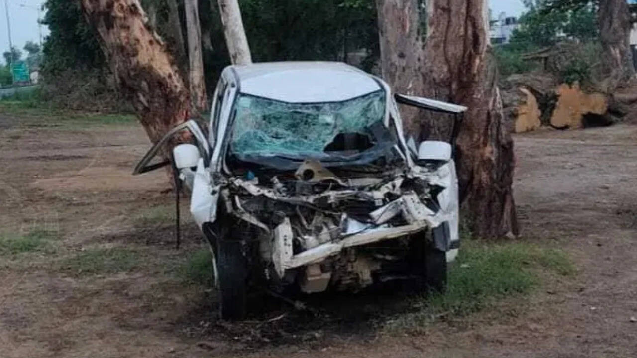 3 killed, 3 injured after car crashes into tractor-trolley and dragged ...