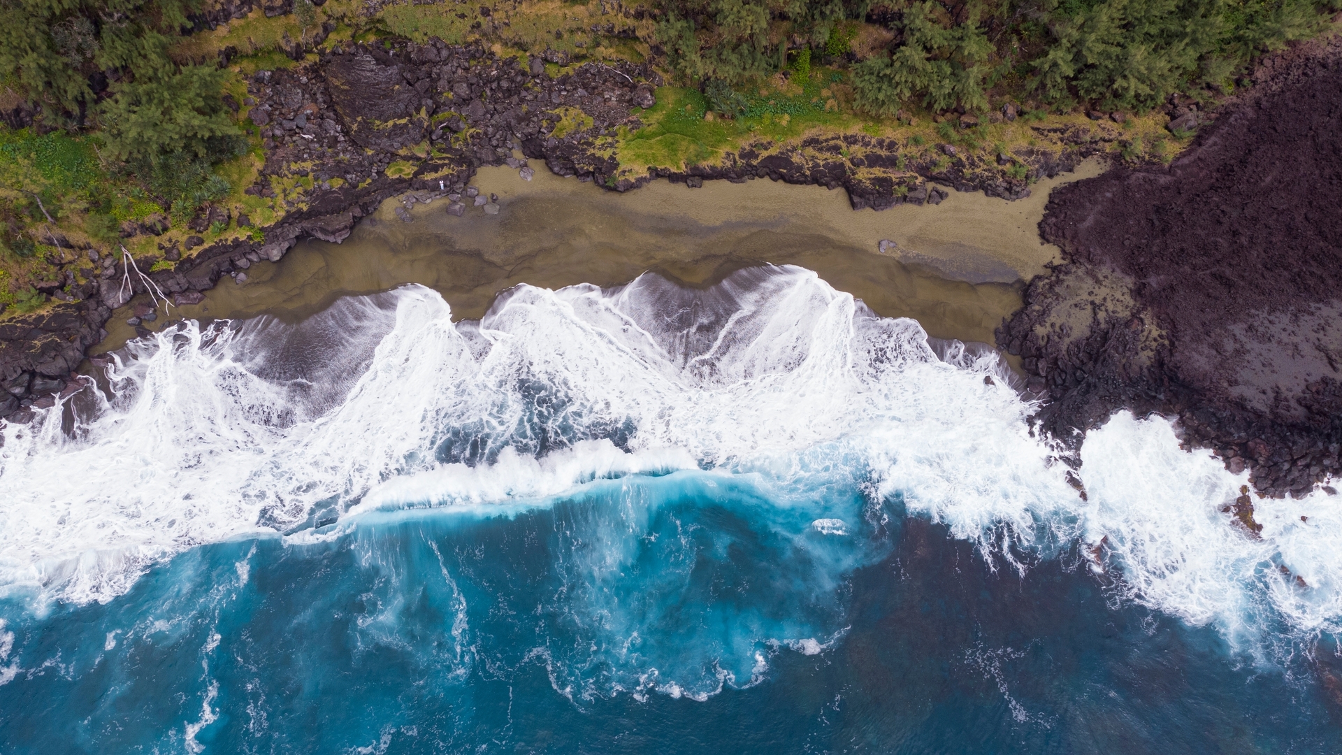 Sur l’île de La Réunion, cette plage sauvage de sable noir façonnée par ...