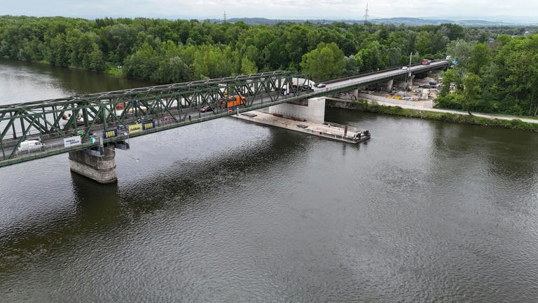 Donaubrücke Mauthausen: nun erster Pfeiler aufgestellt