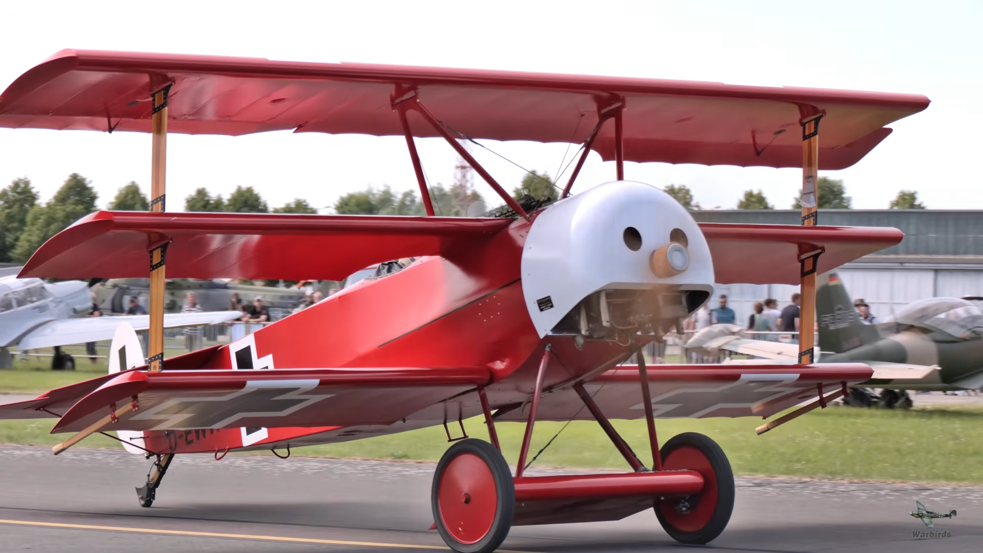 Schau diesem Jagdflugzeug aus dem Ersten Weltkrieg beim Steigflug zu