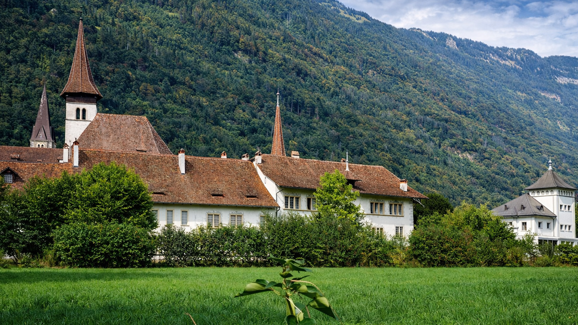 Spacer po malowniczych ulicach Interlaken i widokach na góry (4K)