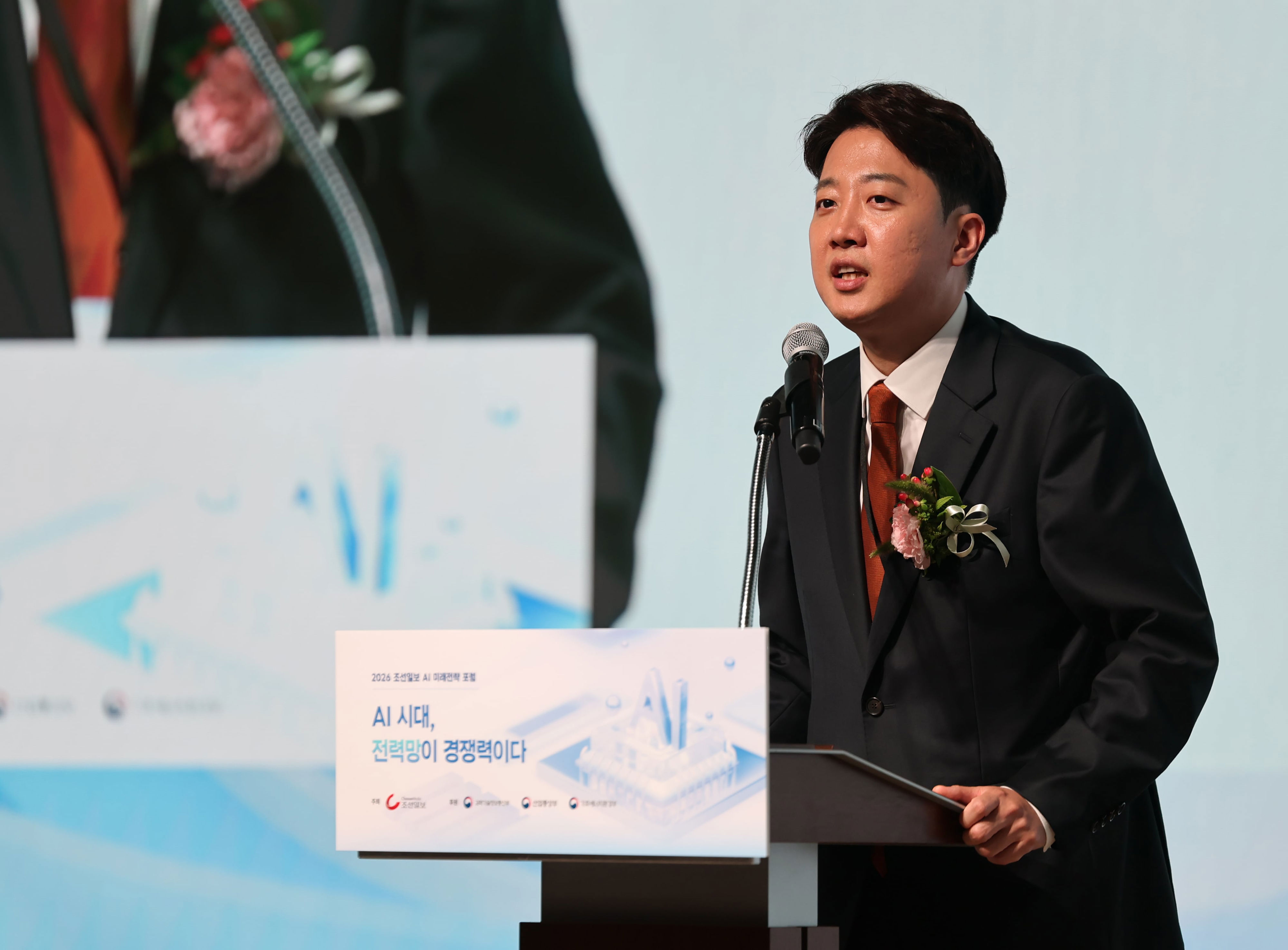 Reform Party leader criticizes government’s hair loss insurance plan