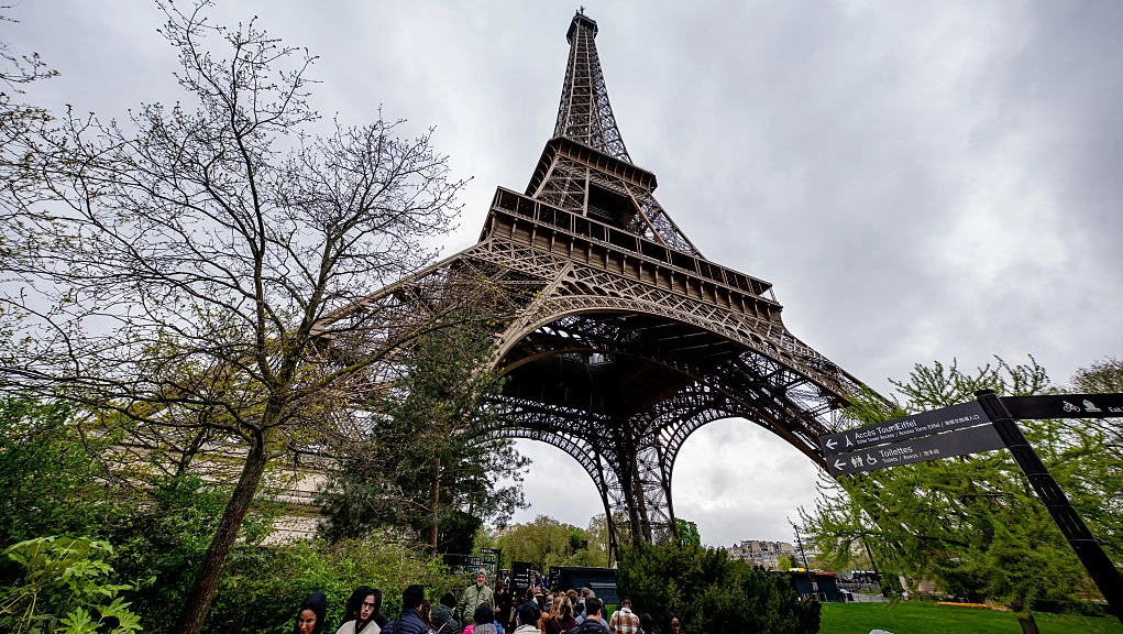 10 famous landmarks and their challenging histories