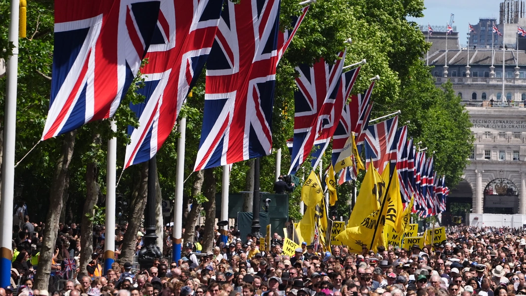 Kate Middleton stays composed amid anti-monarchy boos at parade