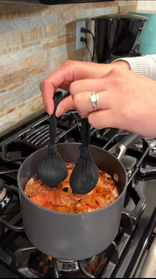 Natural onion skin egg dyeing trick for a beautiful Easter look