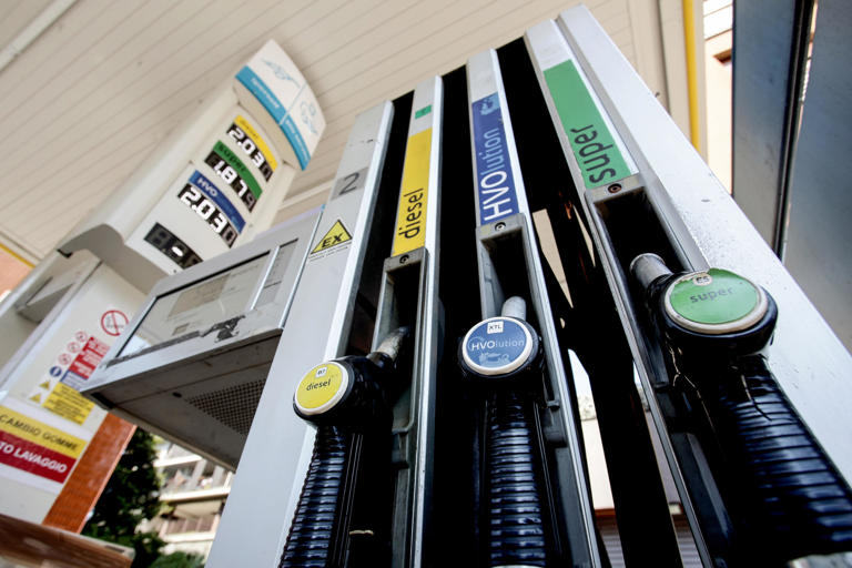 Scendono i prezzi dei carburanti, benzina a 1,881 euro al litro