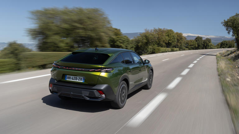 De Peugeot E-408 is onterecht onbemind (review)