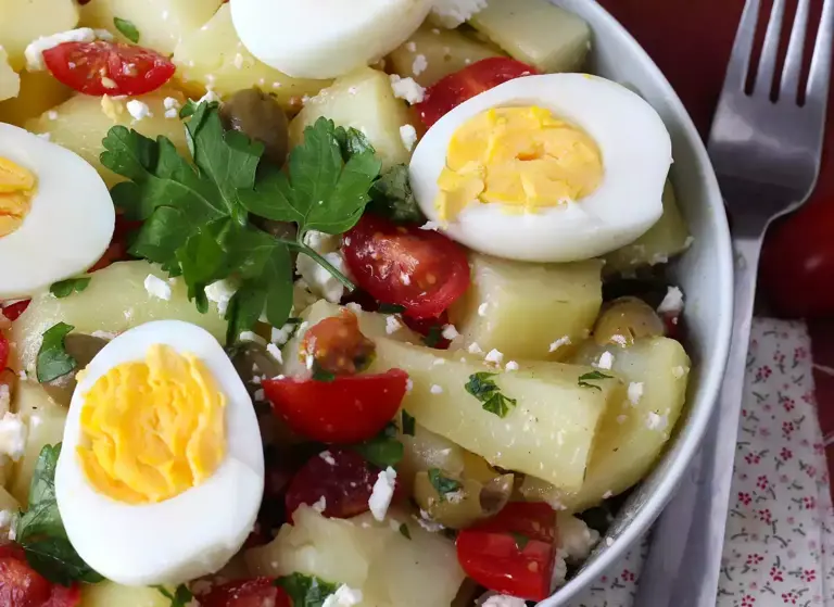 Salade de pommes de terre à la feta, œufs et tomates cerises