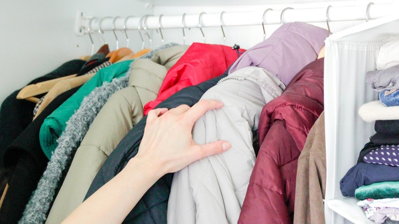Organize your closet on a budget with DIY closet clothing rack dividers