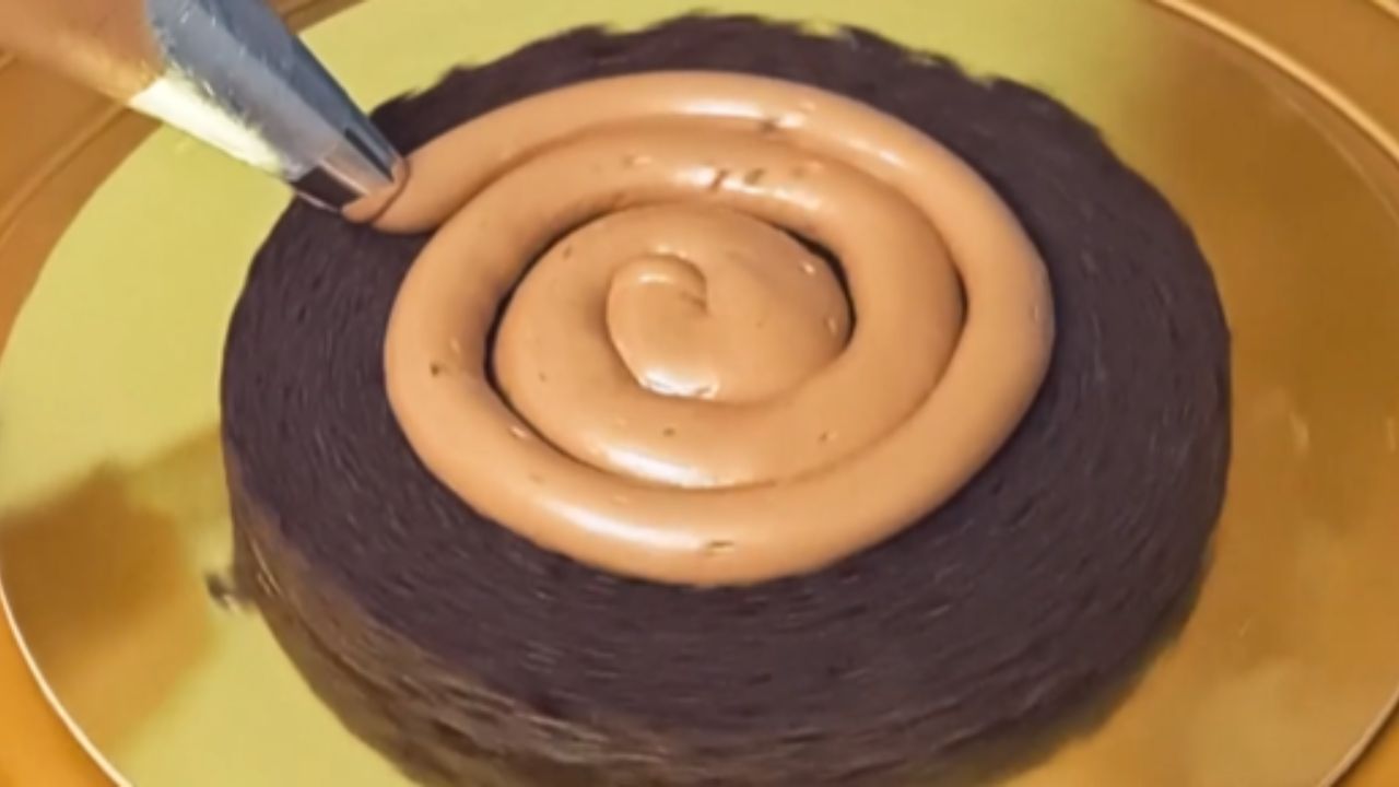 The mustache-tastic sponge cake is the perfect delight for a 30th ...