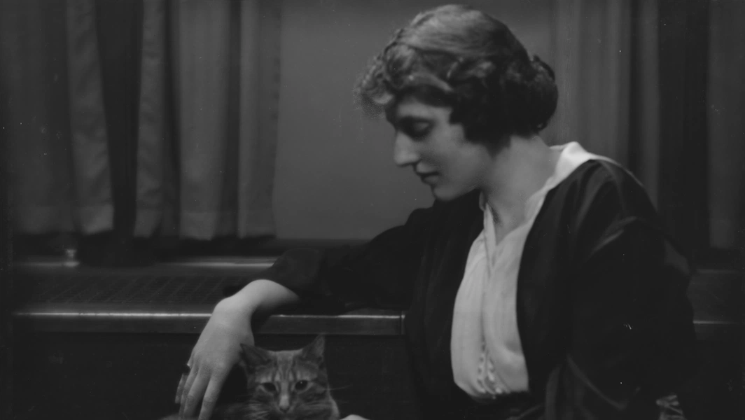 7 vintage cat moments through history