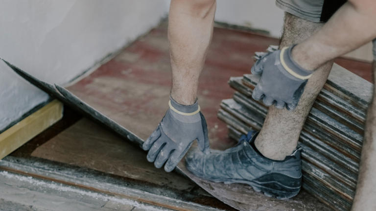 How to remove linoleum floors the right way