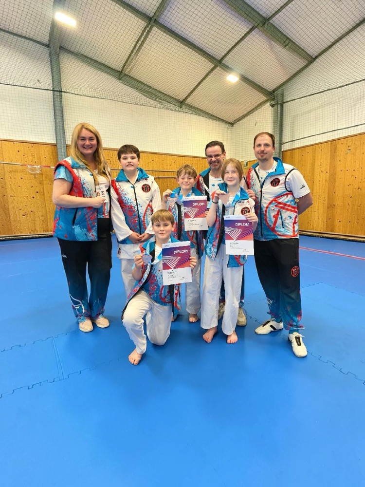 Karate Slavia Liberec slaví 50 let. Na mistrovství republiky vybojovala ...