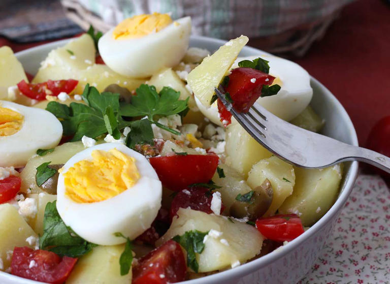 Salade de pommes de terre à la feta, œufs et tomates cerises