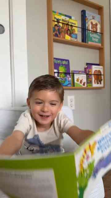 Toddler bookshelf that encourages independent reading