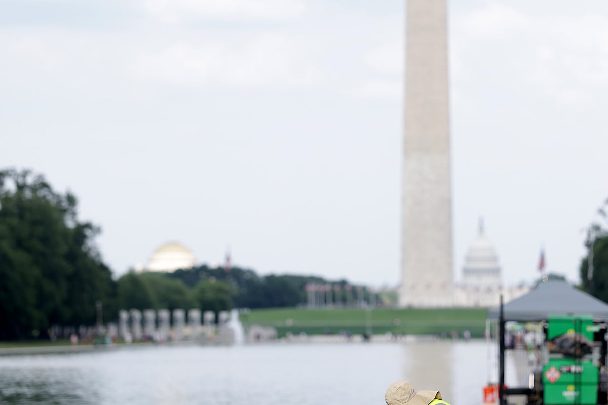 Trump points finger at Obama as algae takes over reflecting pool