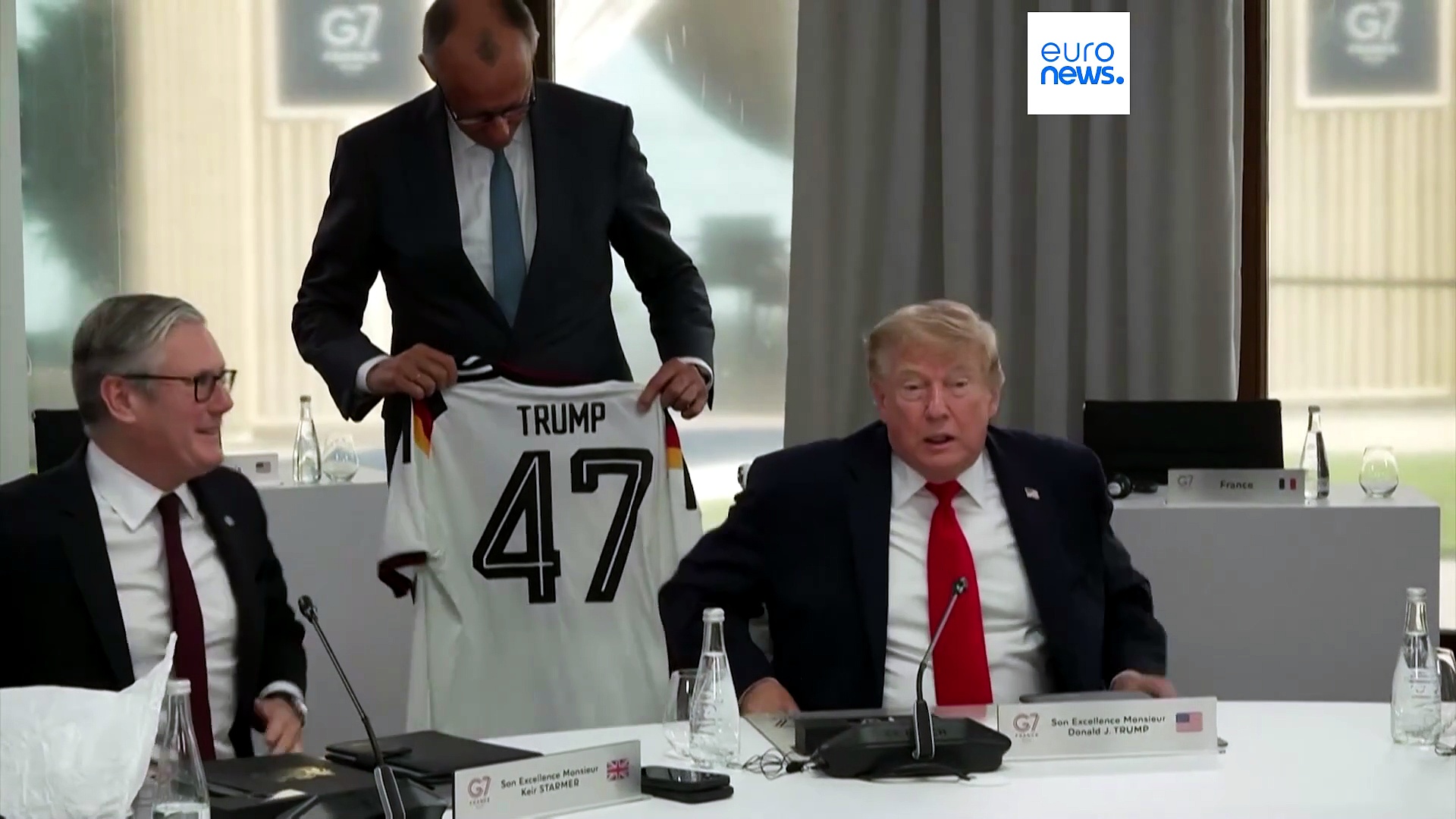 Video: G7'de Alman şansölye Trump'a 'Trump 47' yazılı forma hediye etti