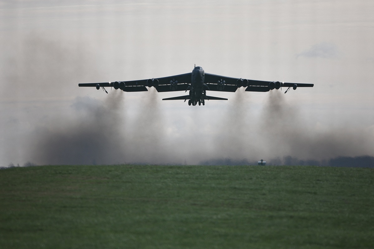 Plane crash: Eight dead after B-52 bomber crashed after take off from ...