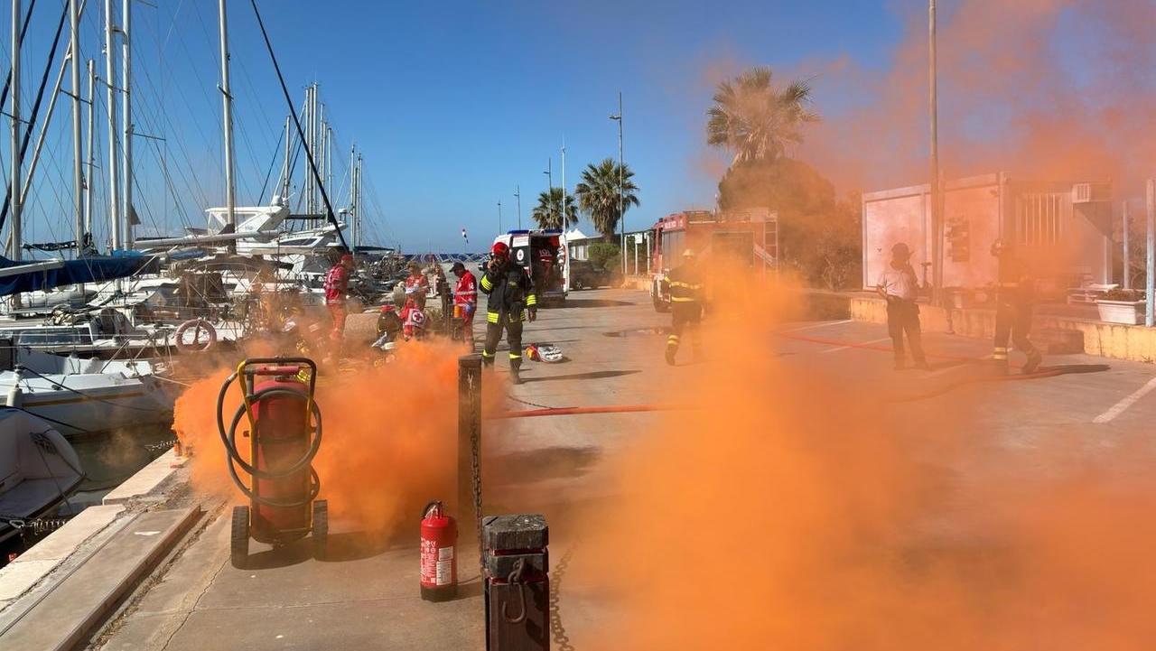 Barca a fuoco al porticciolo, ma è solo fumo