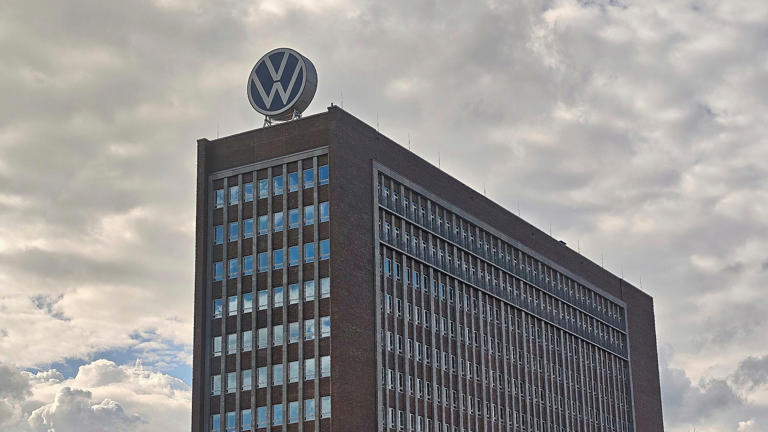 VW-Konzern: Volkswagen-Bosse halten Konzern laut Recherche für ...