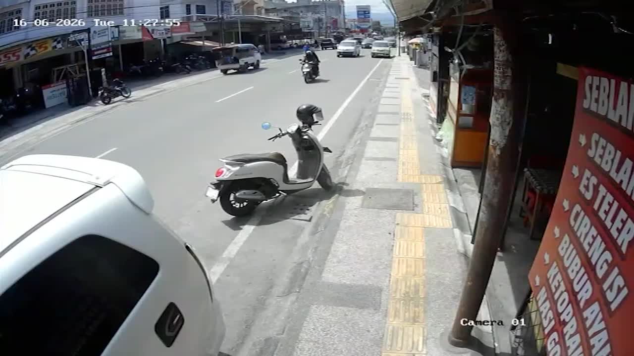 Locals flee from shop as earthquake shakes buildings in Indonesia