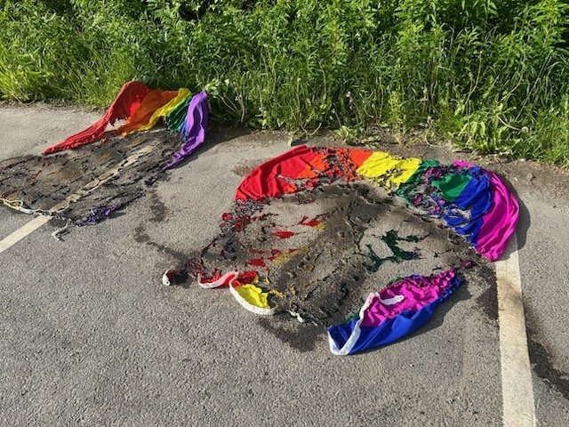 Fant tre oppbrente Pride-flagg ved skolen: – Hatkriminalitet
