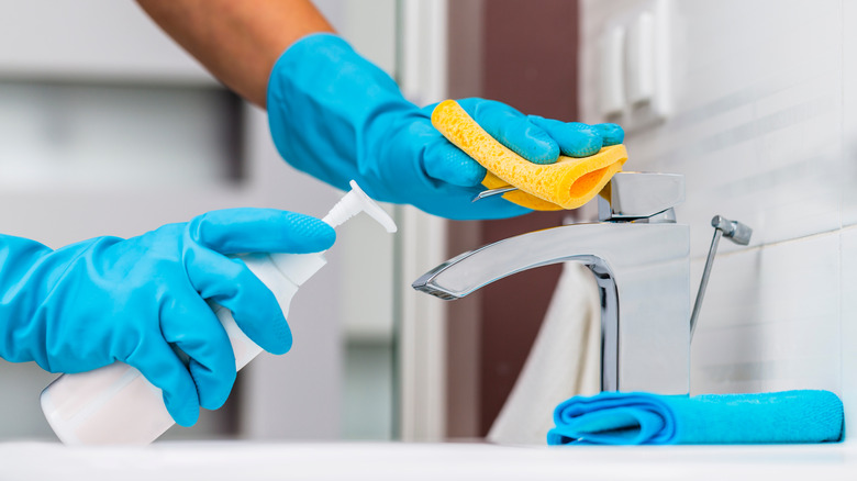 Here's the best way to clean all of your household faucets