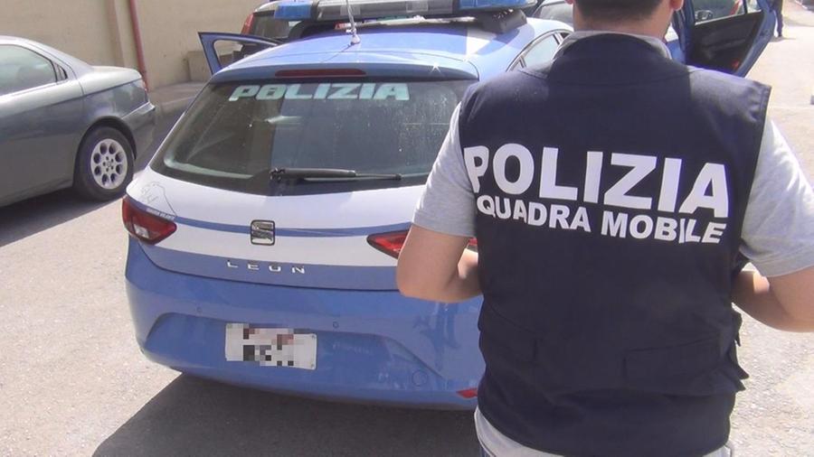 Si nasconde dietro una tenda per sfuggire alla polizia: arrestato il ...