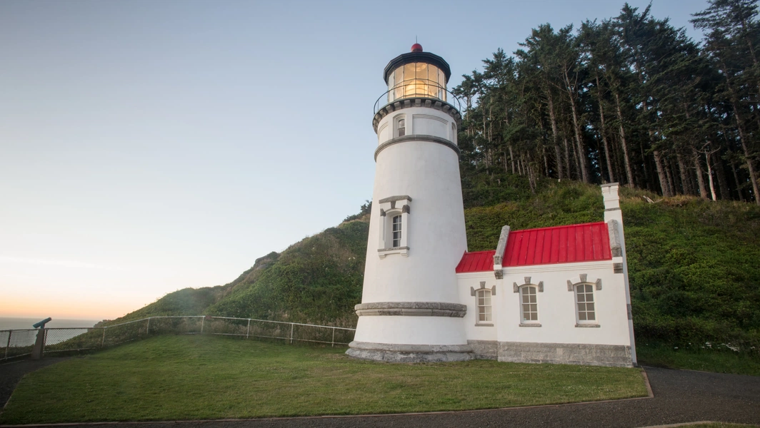 Oregon's maritime history and coastal landmarks