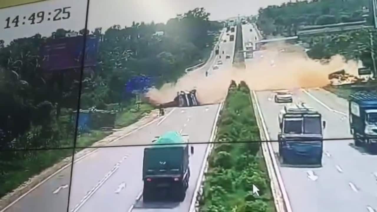 Video: Lorry, tractor, Bolero - a three-way crash on Karnataka highway