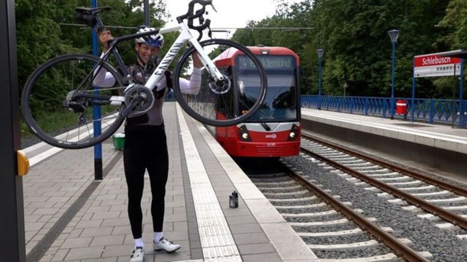 Mensch gegen Maschine: Sportstudent schlägt Straßenbahn