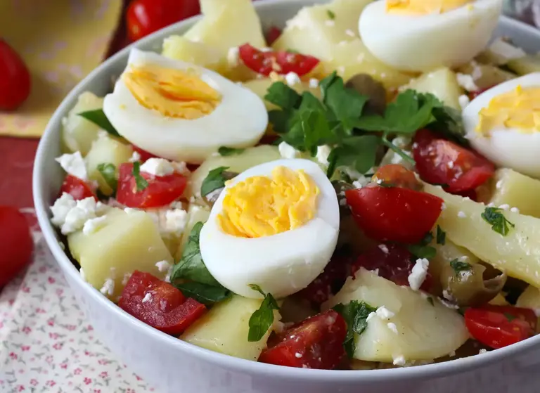 Salade de pommes de terre à la feta, œufs et tomates cerises