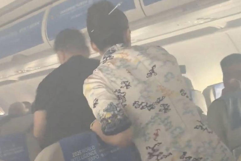 Plane passengers 'terrified' as power bank overheats and fills cabin ...