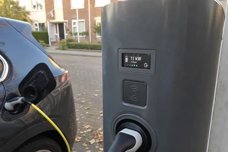 Holland stryper elbilsladdning klockan 16 till 21 – samma debatt närmar ...