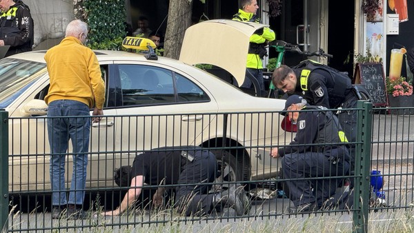 Taxifahrer fährt bei Clan-Kontrolle über Nagelkette – Polizei hilft