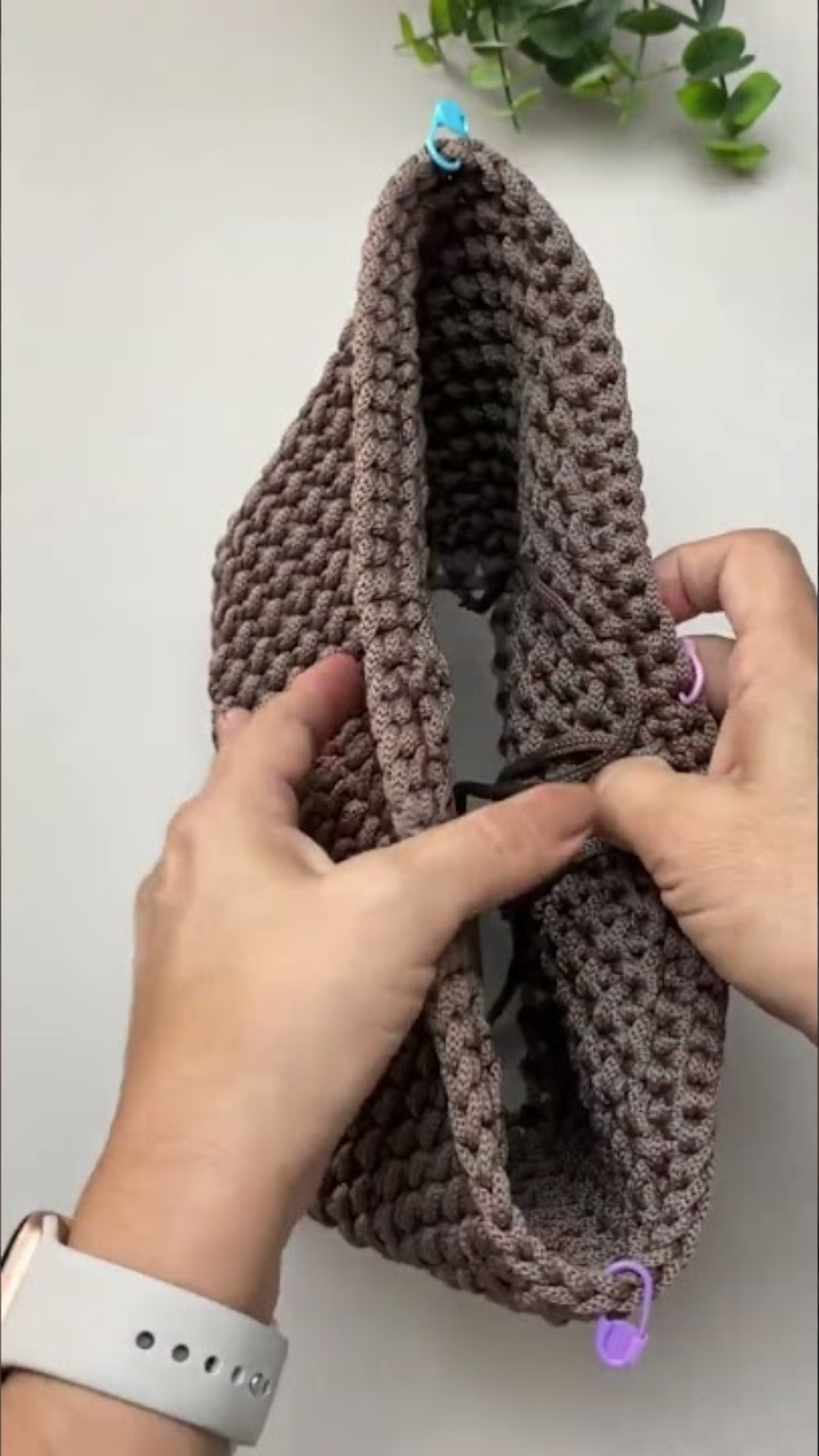 Como aplicar fecho lapela na bolsa de crochê