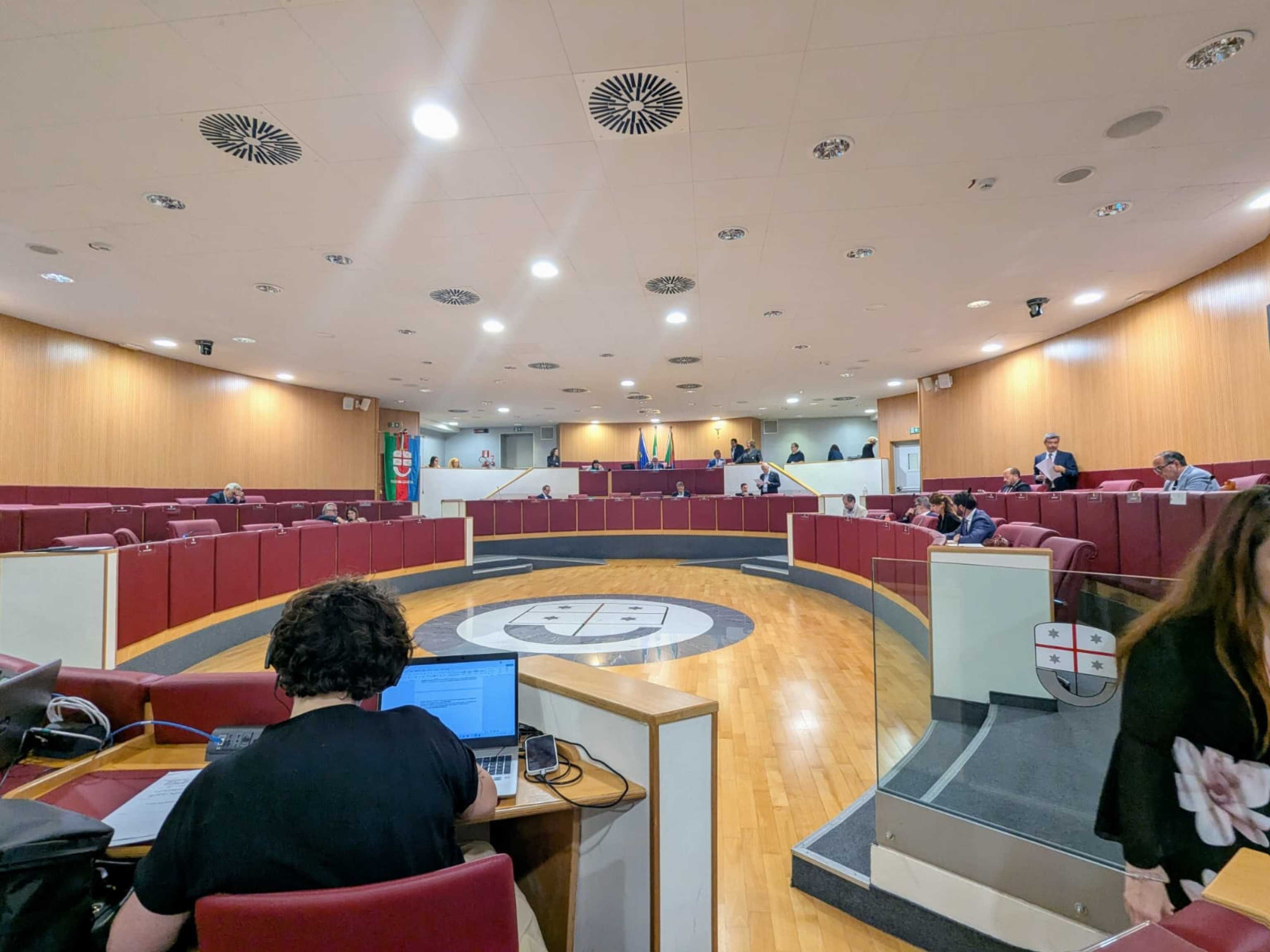 Consiglio regionale sospeso per riunione maggioranza, opposizioni 'grave'