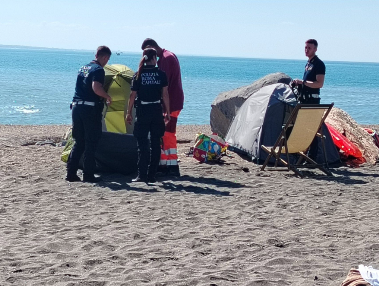 Blitz della polizia locale, rimosse decine di tende abusive sulle ...
