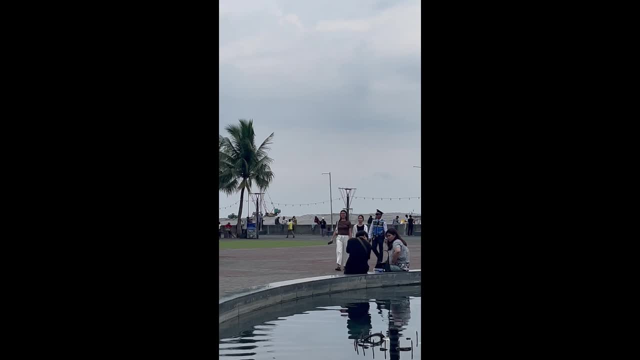 Security guard helps friends retrieve dropped glasses from fountain