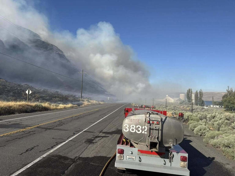 Twin Sisters fire on WA-Oregon line forcing evacuations. High winds coming